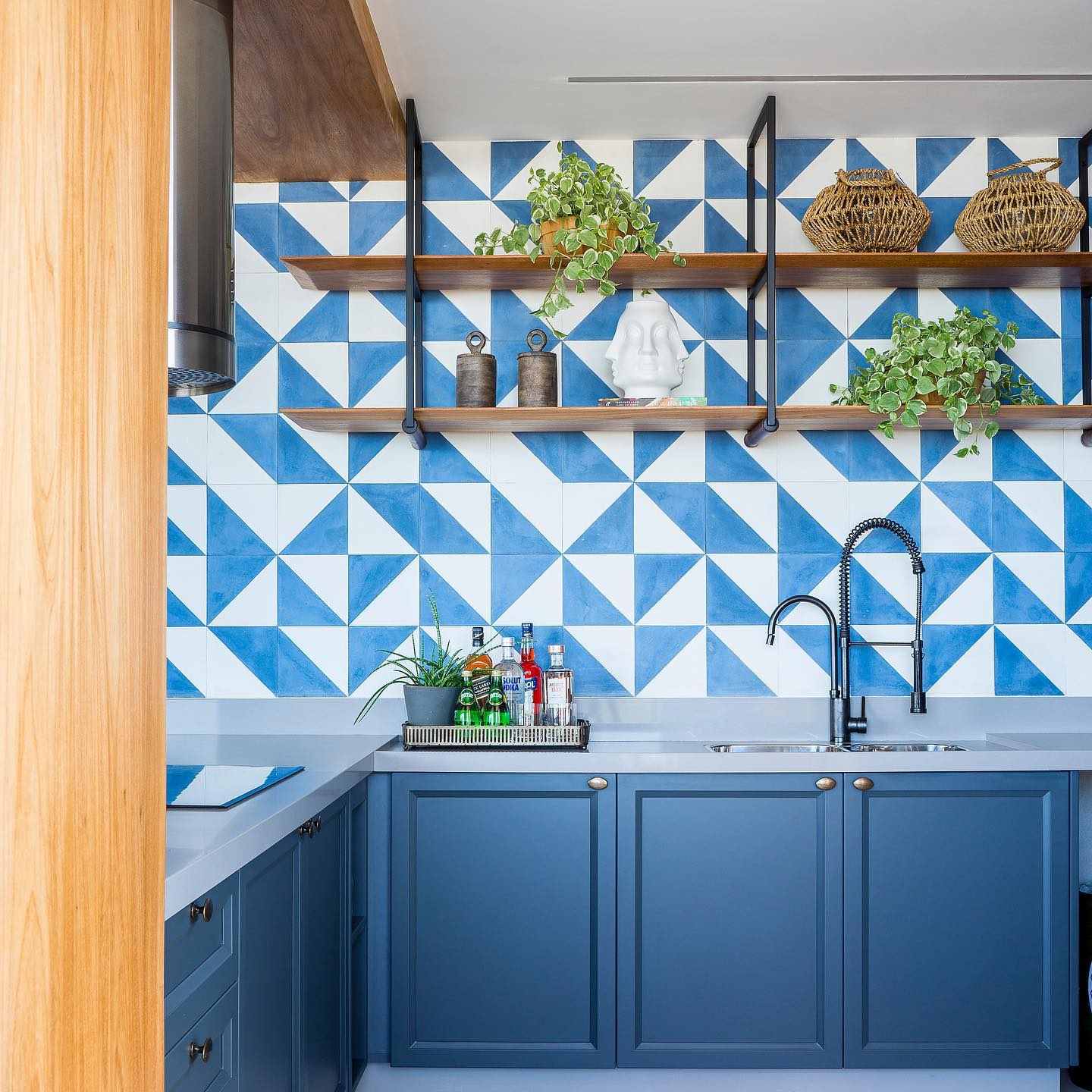 30 cozinhas decoradas para quem é apaixonado por azul