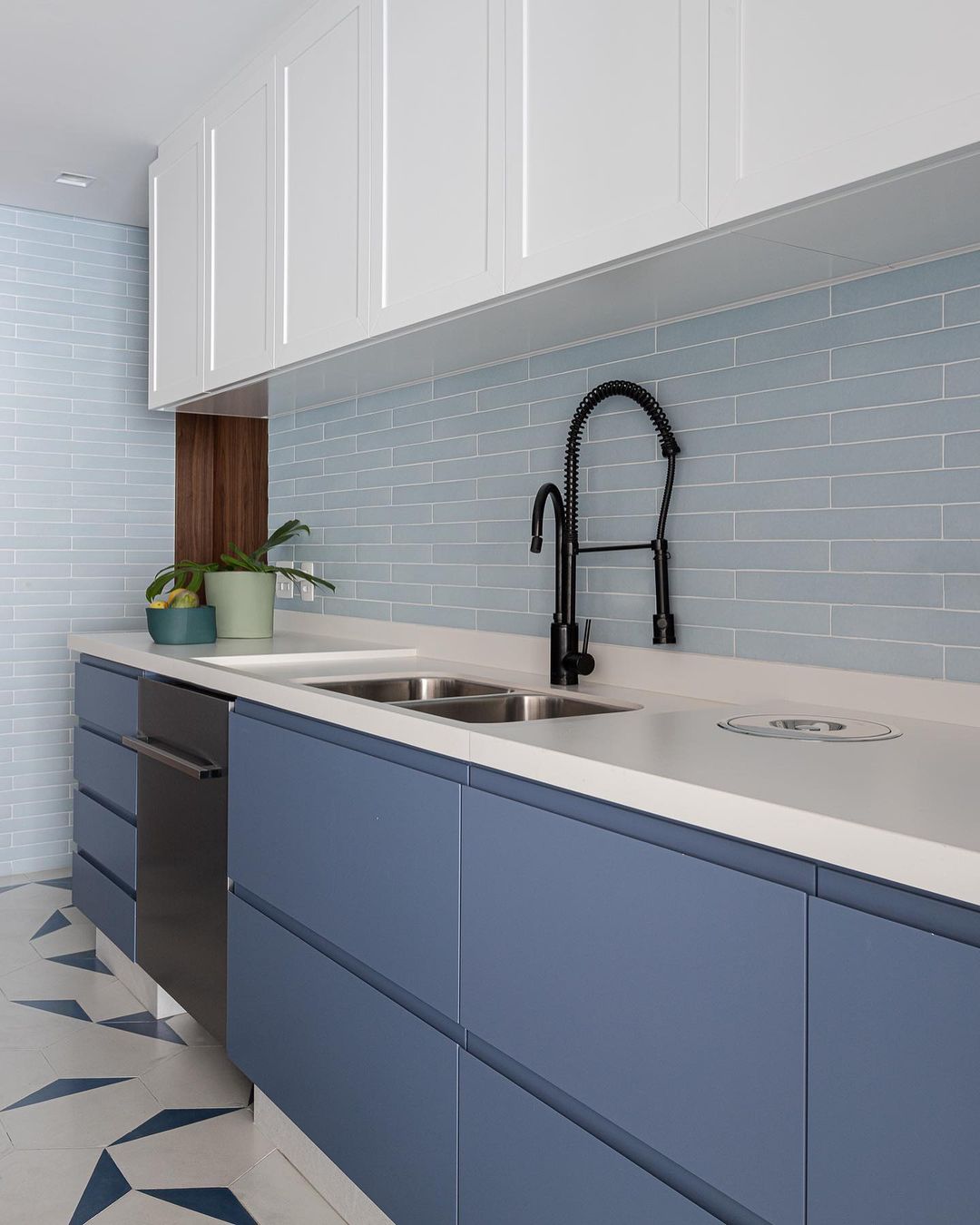 30 cozinhas decoradas para quem é apaixonado por azul