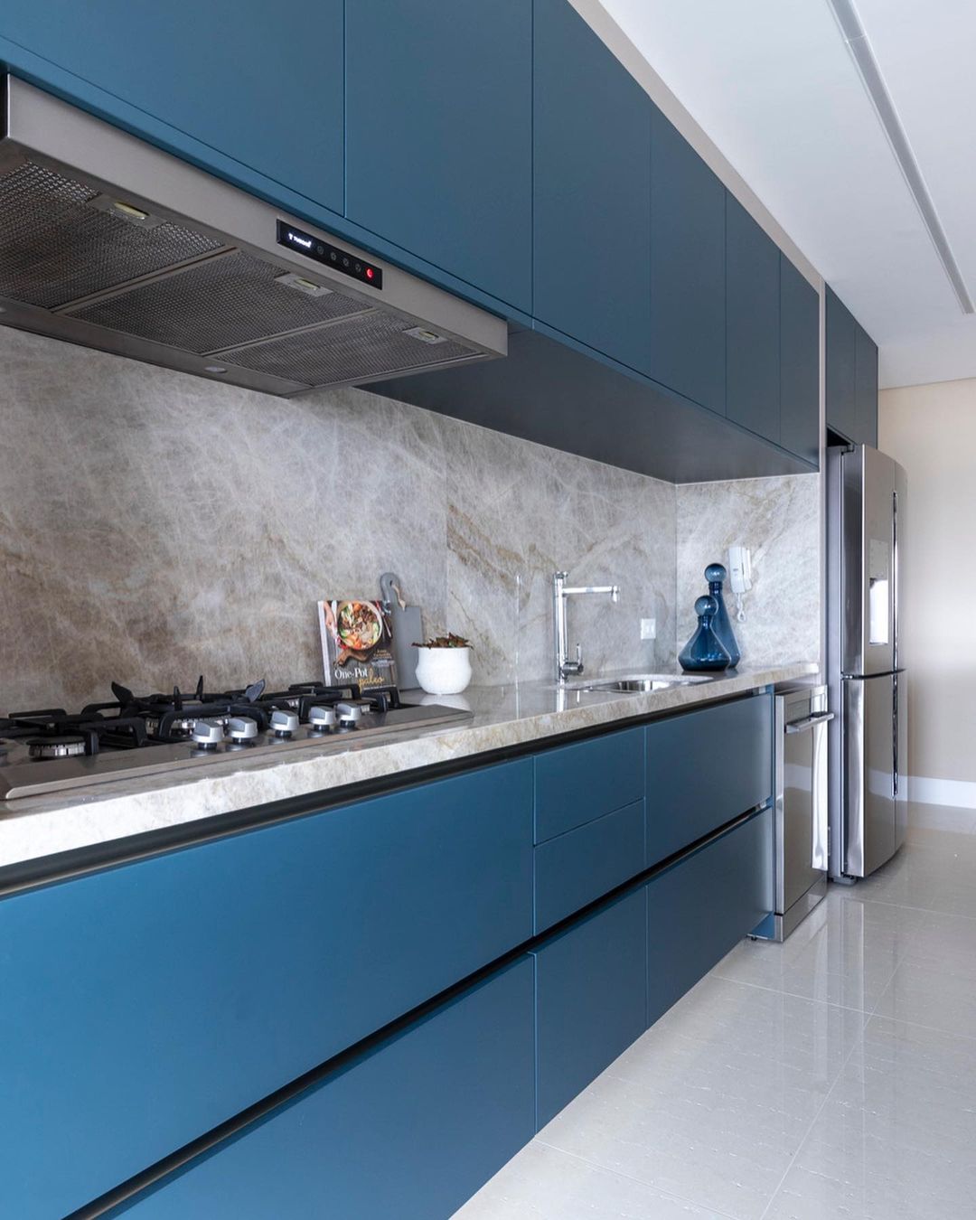 30 cozinhas decoradas para quem é apaixonado por azul