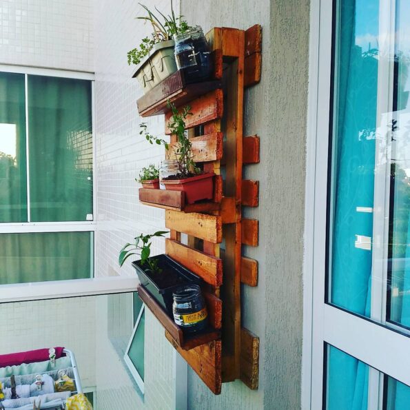 Como ter uma horta vertical em casa: dicas e 35 ideias práticas