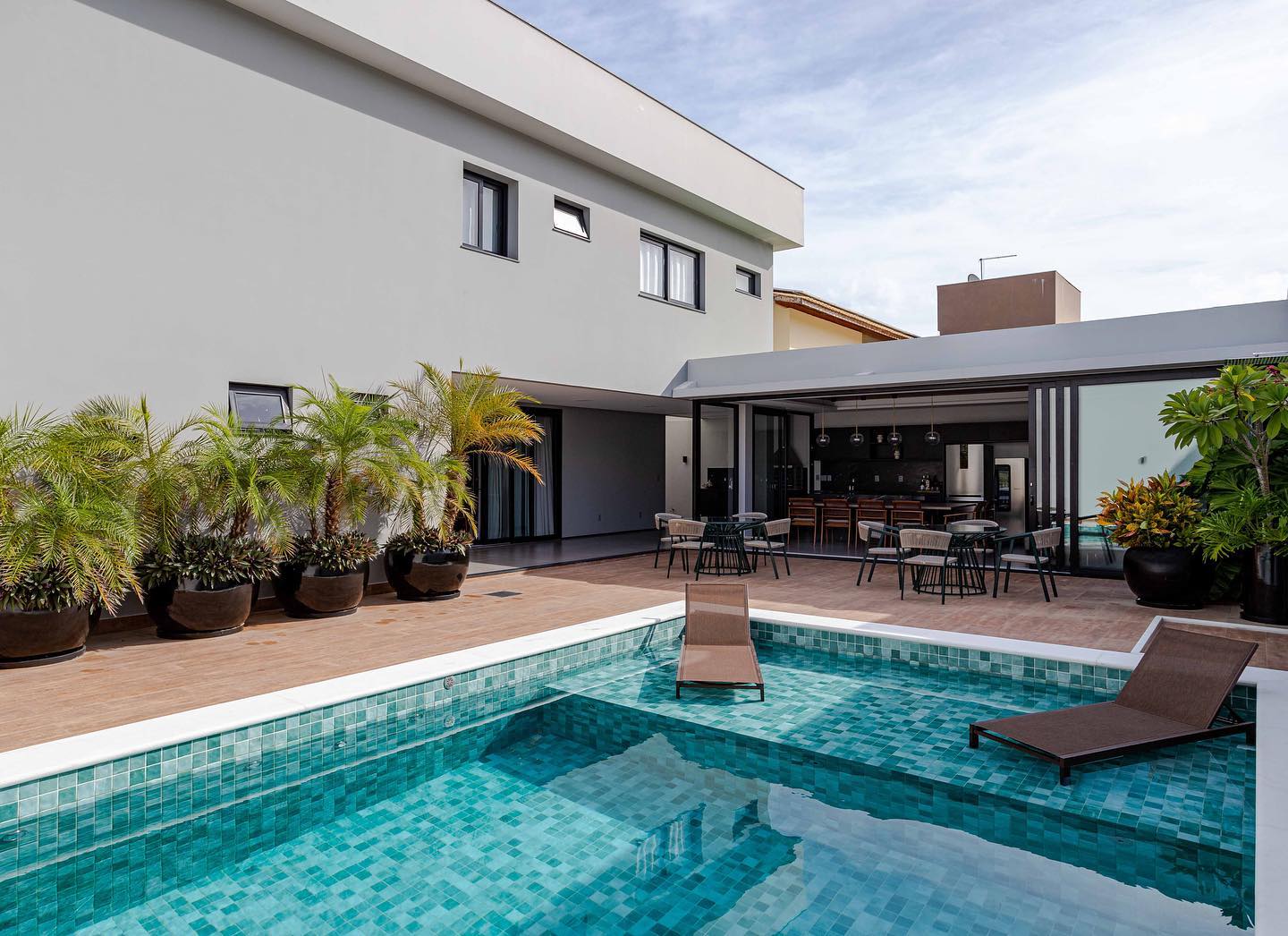 Área de lazer com piscina: 60 ideias para você se inspirar