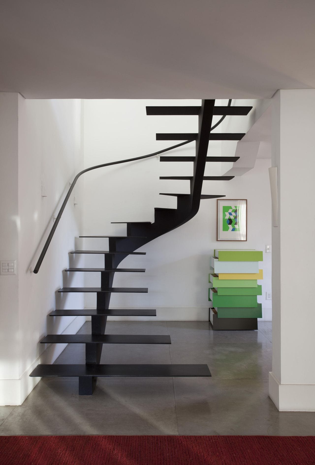 Escada de ferro: 40 modelos funcionais para inspirar o seu projeto