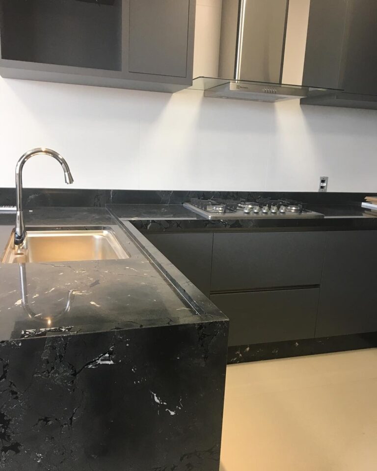 Granito preto: tipos e 60 projetos com esse revestimento
