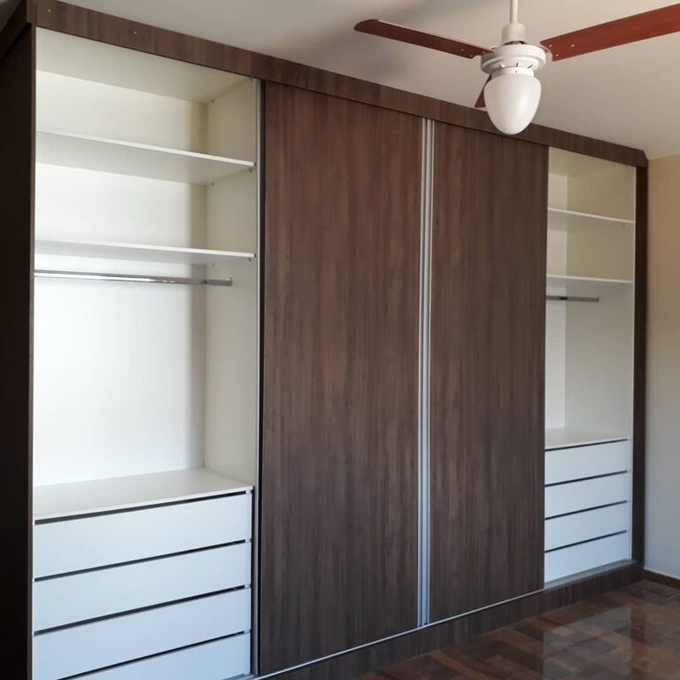 Guardar-roupa planejado: vantagens, preços e modelos