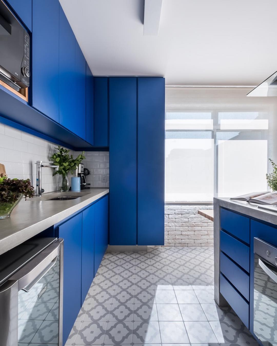 Azul royal: Significado + 75 ideias para usar o tom nos ambientes