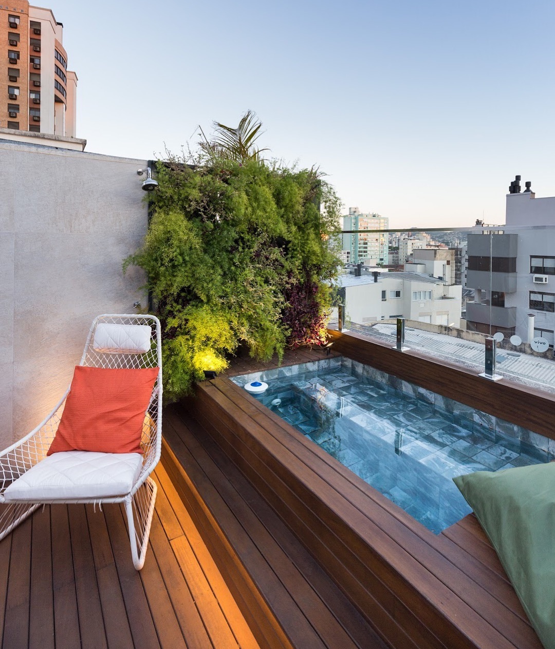 Piscina com deck: dicas e 70 ideias para sua área de lazer