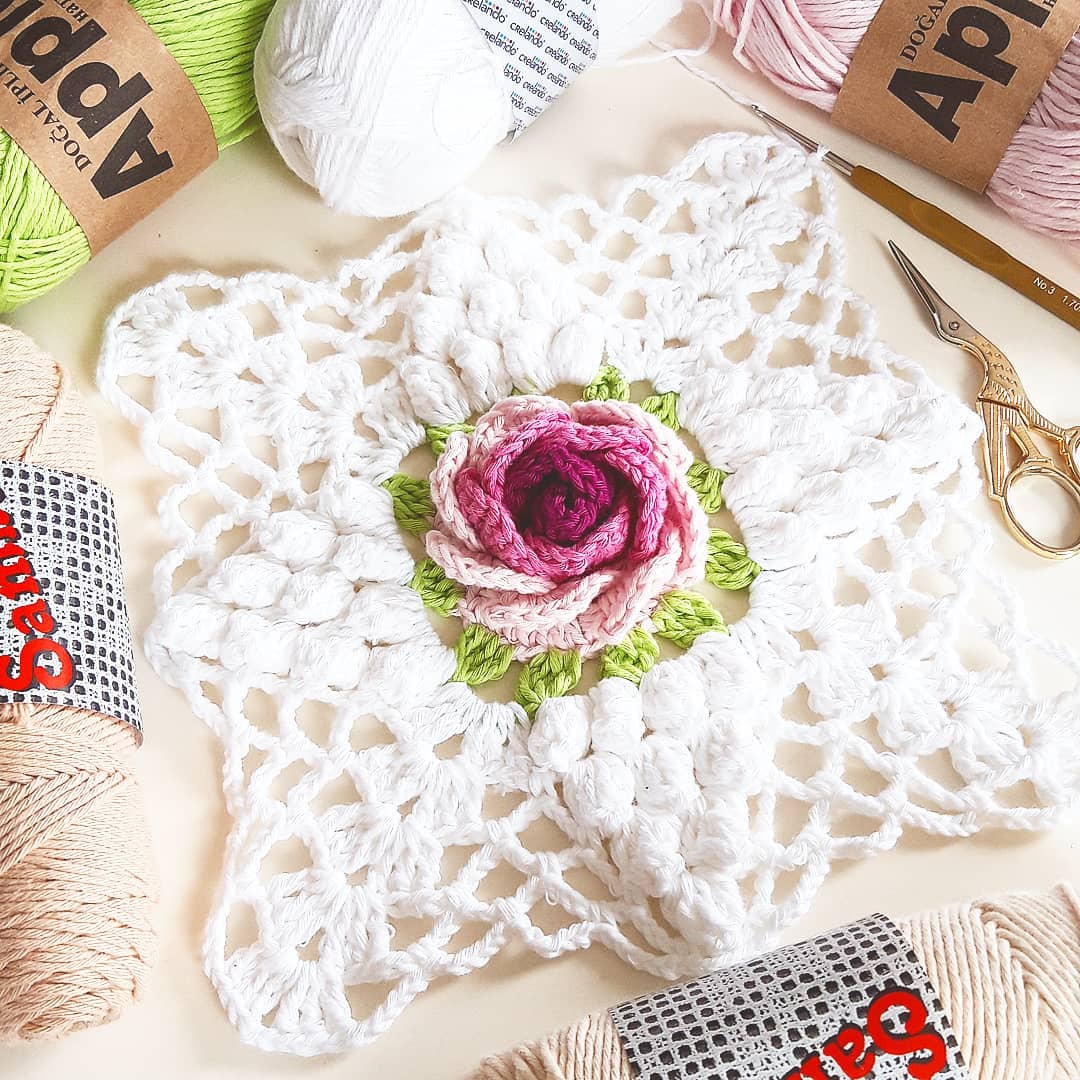 Rosa de crochê: 75 modelos e COMO FAZER versões delicadas dessa flor