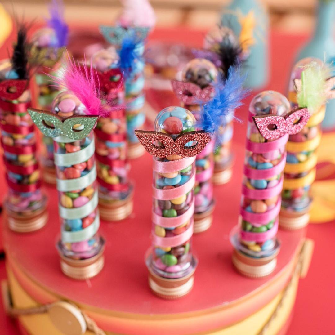 Decoração de Carnaval: 40 ideias BARATAS para animar a casa