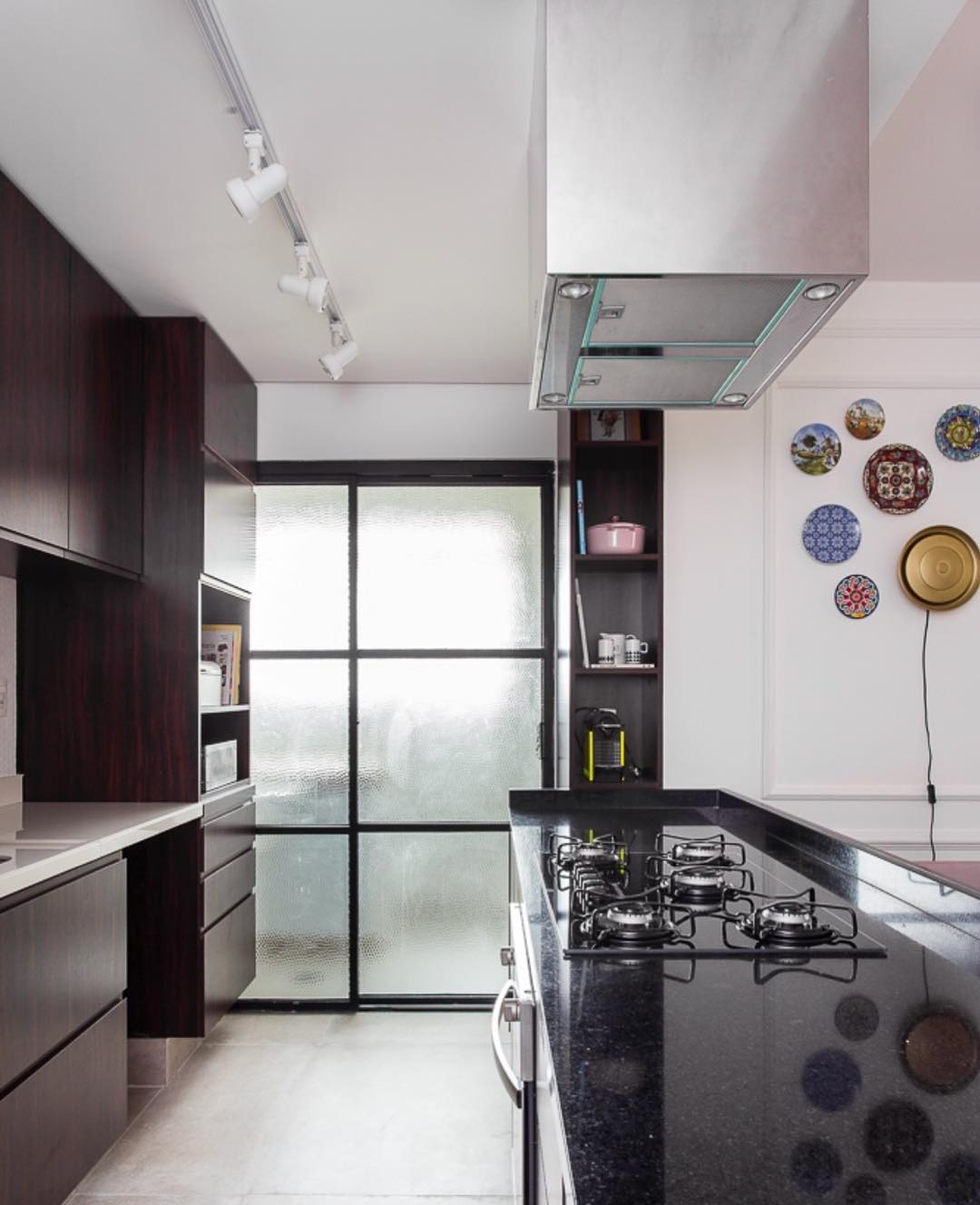 Luminária de trilho: 30 ideias para usar na decoração + tutoriais