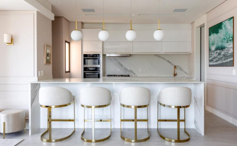 Cor dourada: 50 ideias e combinações para usar na decoração