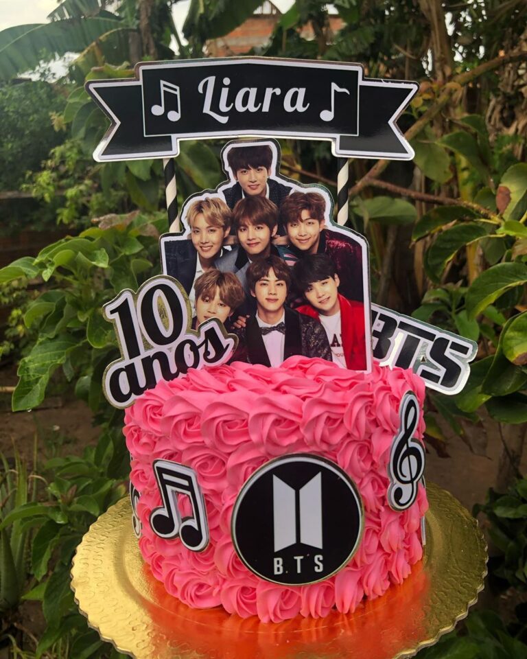 Bolo do BTS: 70 doces cheios de referências ao grupo e ao BT21
