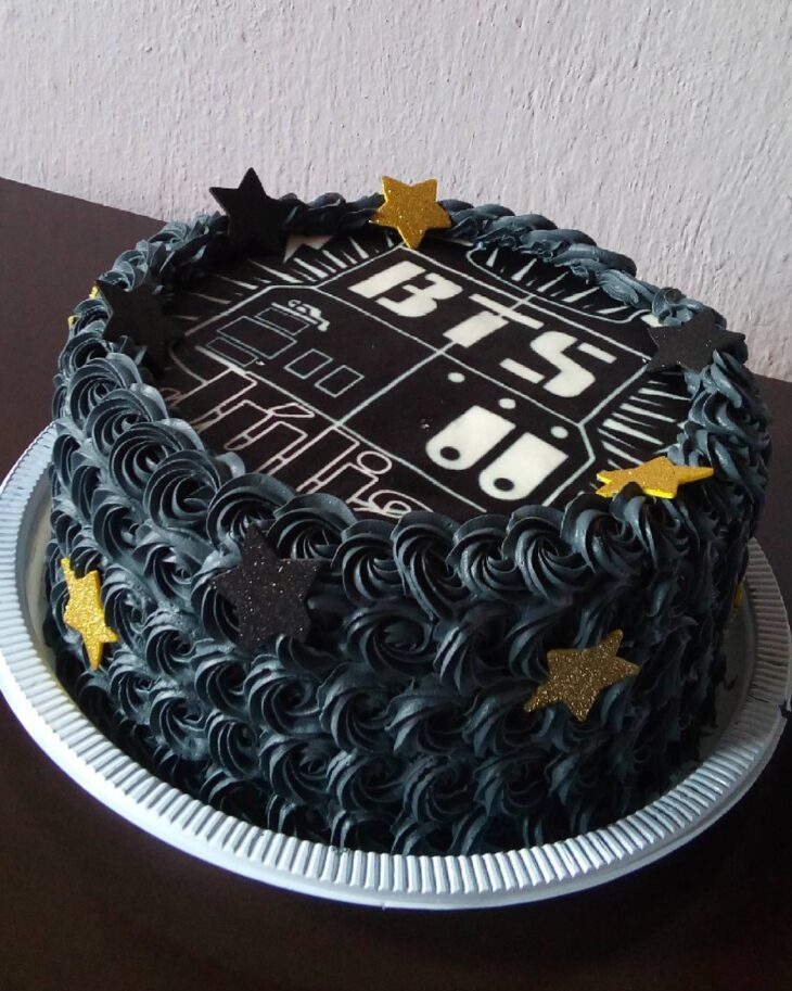 Bolo do BTS: 70 doces cheios de referências ao grupo e ao BT21
