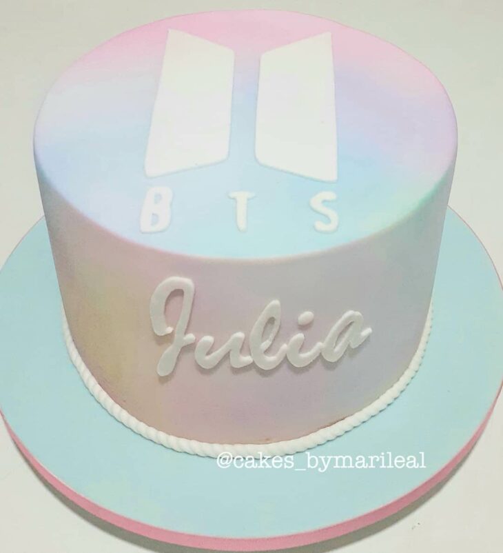 Bolo do BTS: 70 doces cheios de referências ao grupo e ao BT21