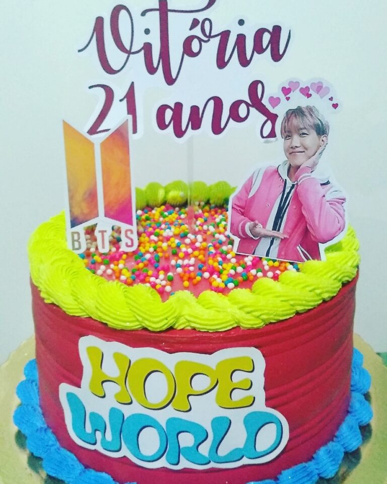 Bolo do BTS: 70 doces cheios de referências ao grupo e ao BT21