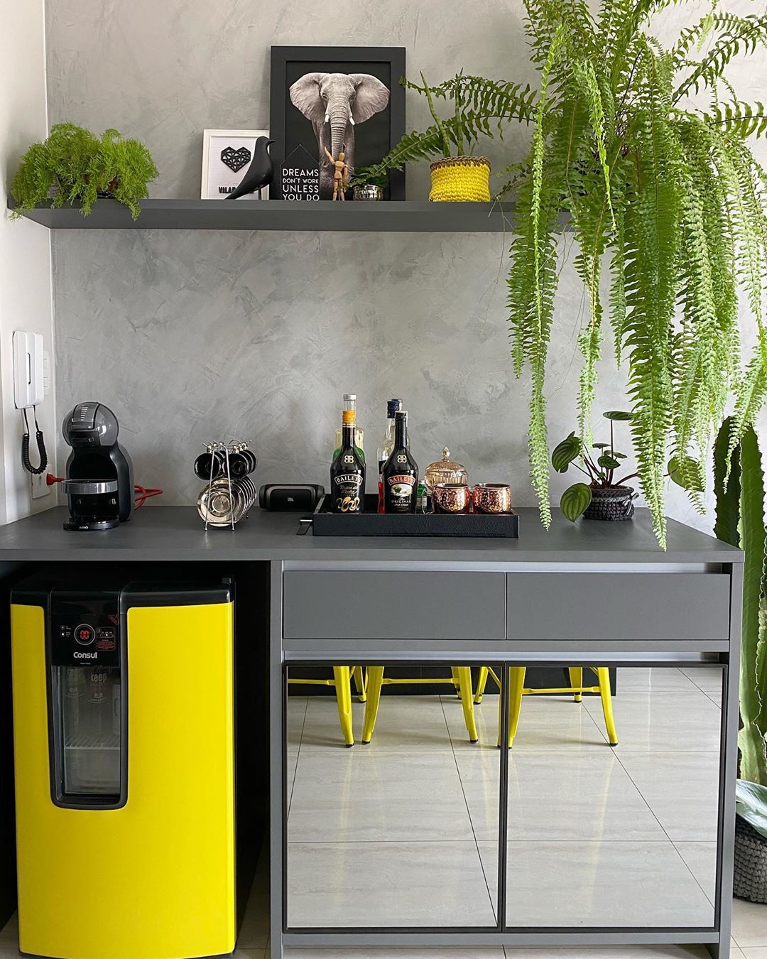 Minibar: 20 inspirações para criar esse cantinho em casa