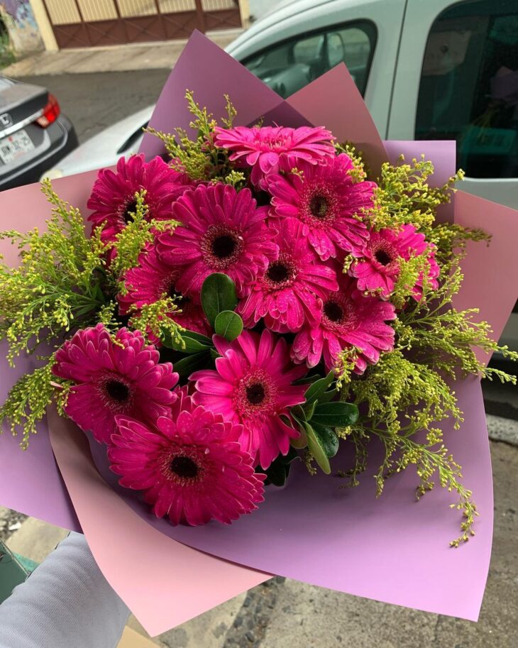 Gérbera: significado, como cuidar e 40 ideias de arranjos [FOTOS]