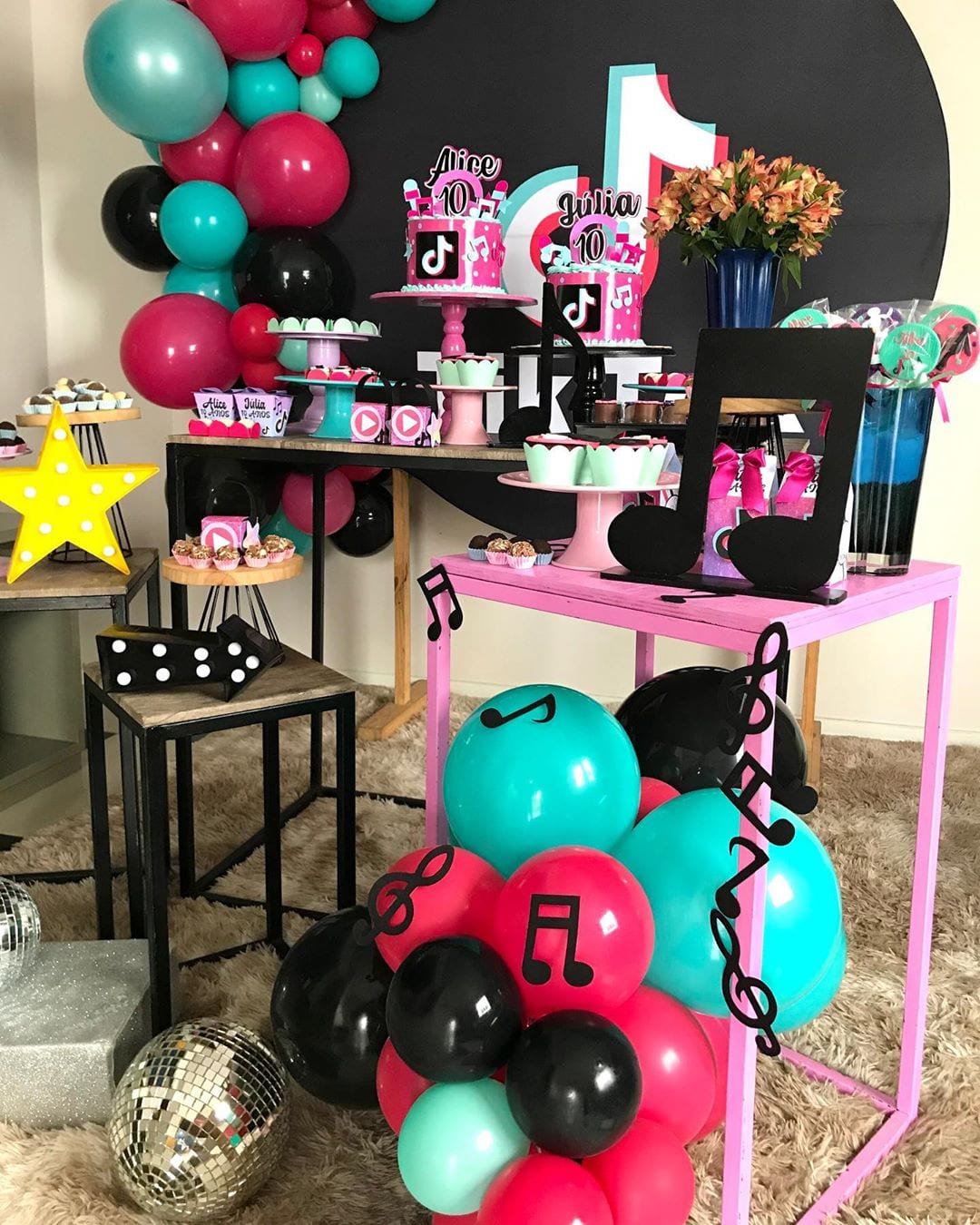 Festa Tik Tok: 20 fotos para você se inspirar e copiar + tutoriais