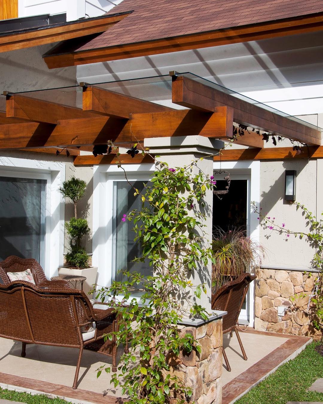 Pergolado com vidro: 60 ideias para trazer conforto à área externa