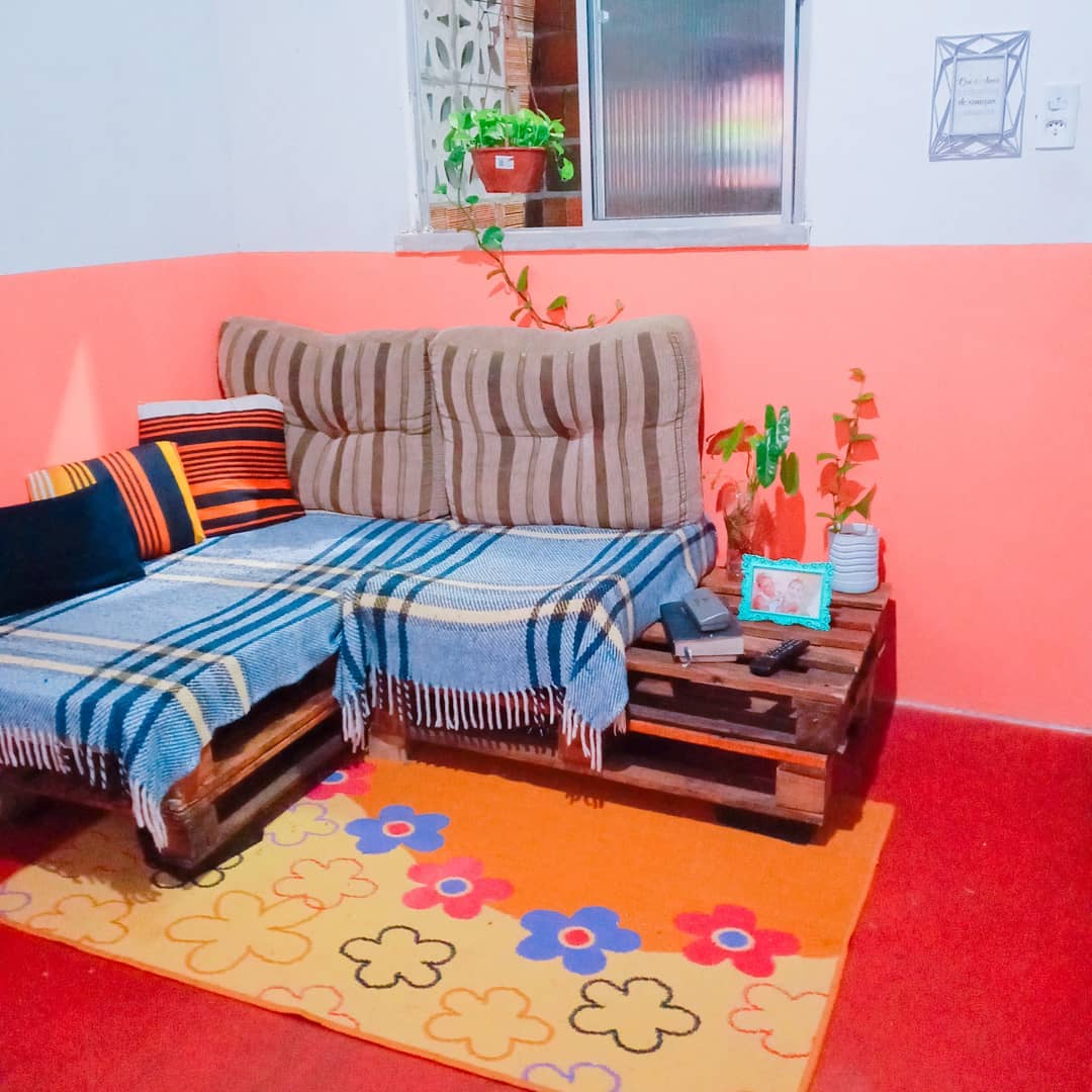 Sofá rústico: 60 modelos para trazer rusticidade ao seu ambiente