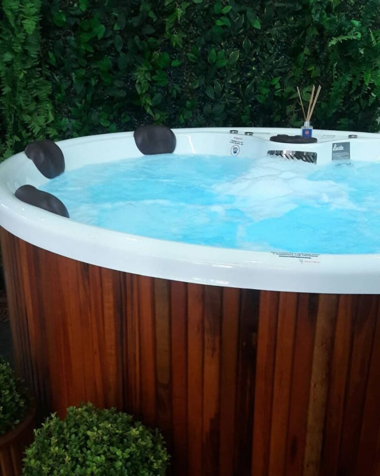 Jacuzzi externa: o que é, vantagens e fotos encantadoras