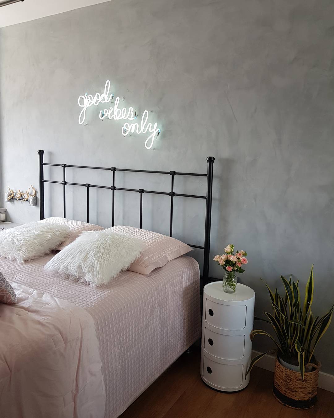 Quarto neon: 30 ideias e dicas para ter uma decoração de arrasar