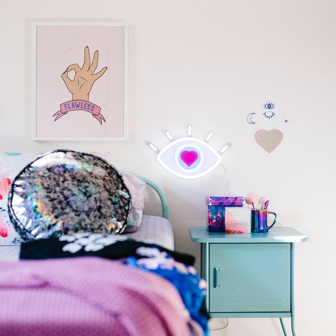 Quarto neon: 30 ideias e dicas para ter uma decoração de arrasar