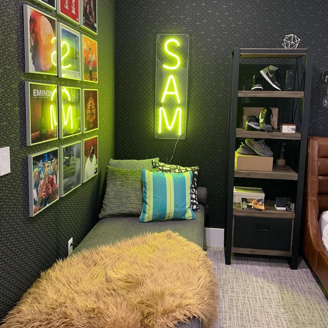 Quarto neon: 30 ideias e dicas para ter uma decoração de arrasar