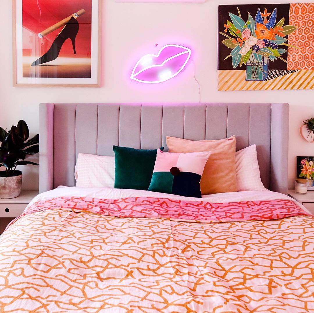Quarto neon: 30 ideias e dicas para ter uma decoração de arrasar