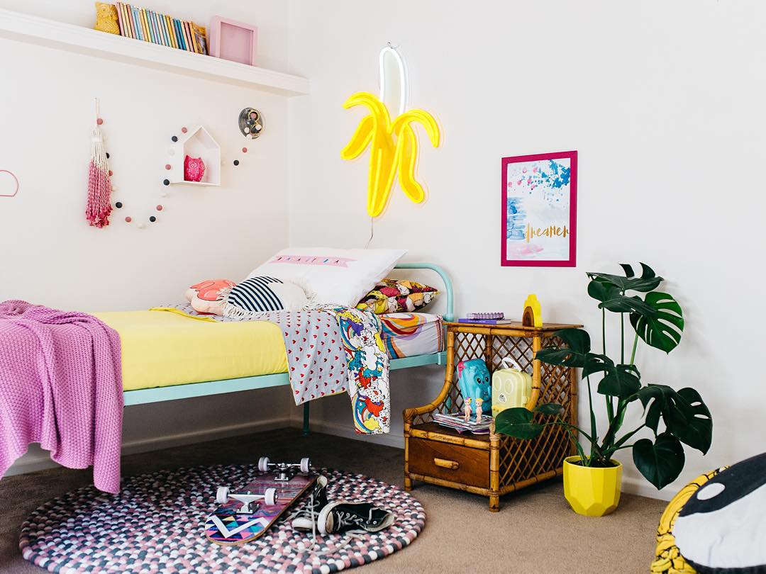 Quarto neon: 30 ideias e dicas para ter uma decoração de arrasar