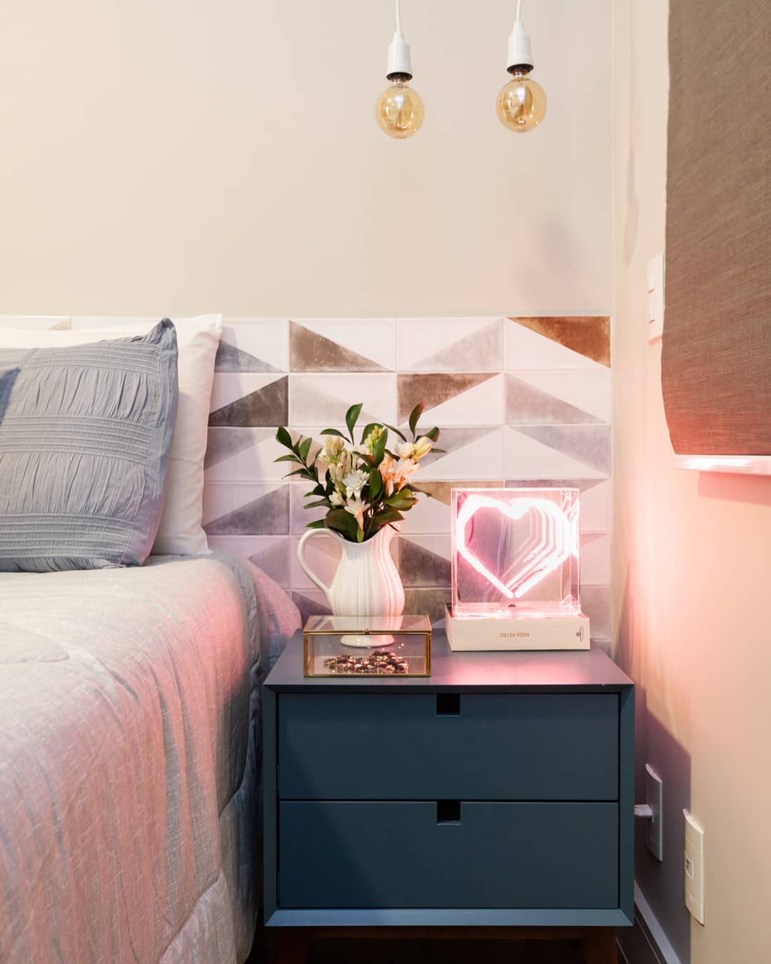 Quarto neon: 30 ideias e dicas para ter uma decoração de arrasar