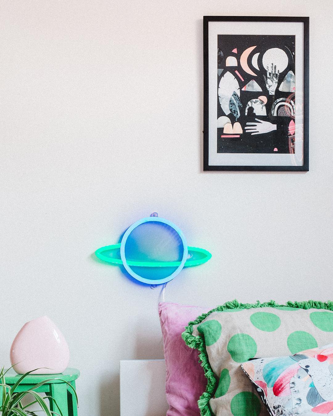 Quarto neon: 30 ideias e dicas para ter uma decoração de arrasar