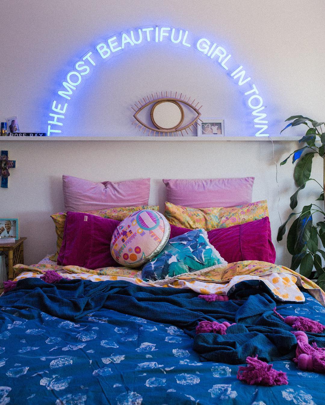 Quarto neon: 30 ideias e dicas para ter uma decoração de arrasar