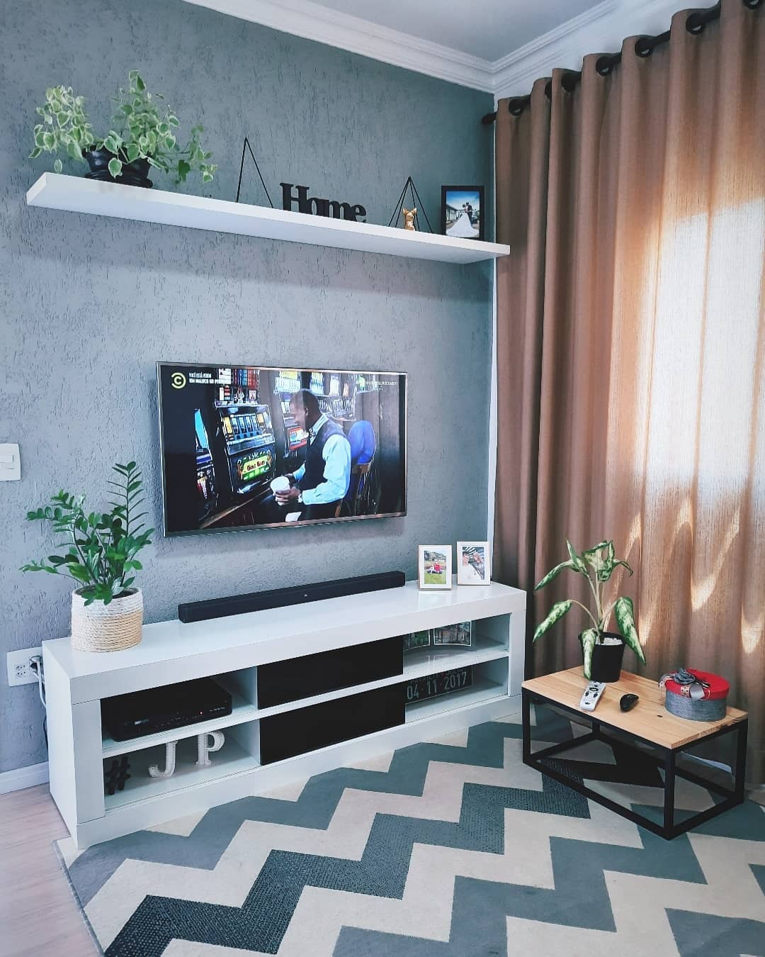 TV na parede: 20 ideias incríveis para sua casa e como colocar