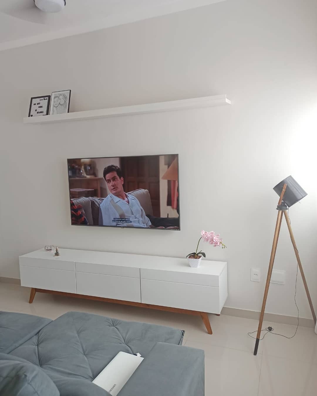 TV na parede: 20 ideias incríveis para sua casa e como colocar