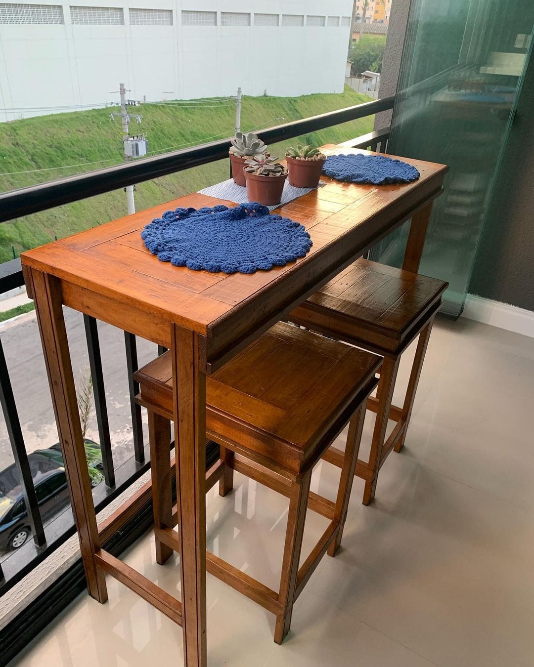 Mesa para sacada: 20 modelos lindos para o seu espaço