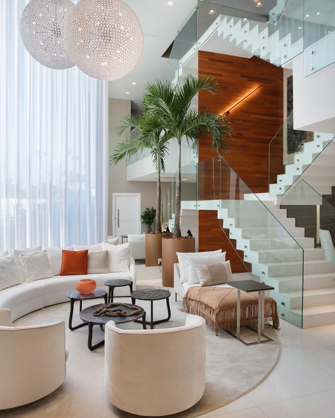 Sala com escada: 65 ideias fantásticas para seu projeto