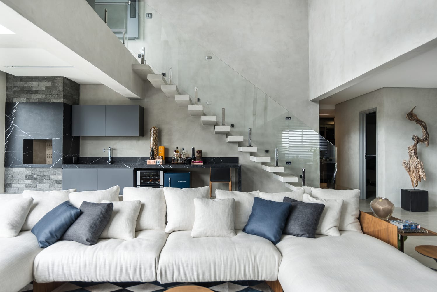 Sala com escada: 65 ideias fantásticas para seu projeto