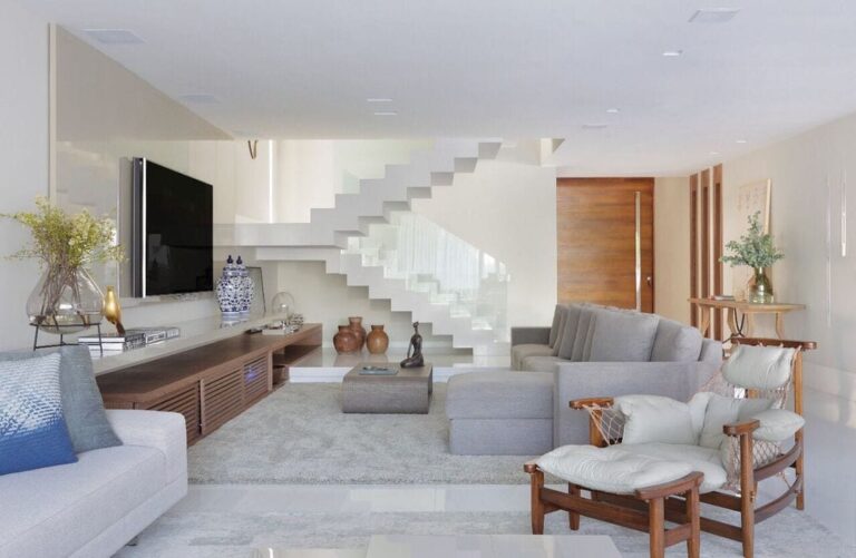 Sala com escada: 65 ideias fantásticas para seu projeto