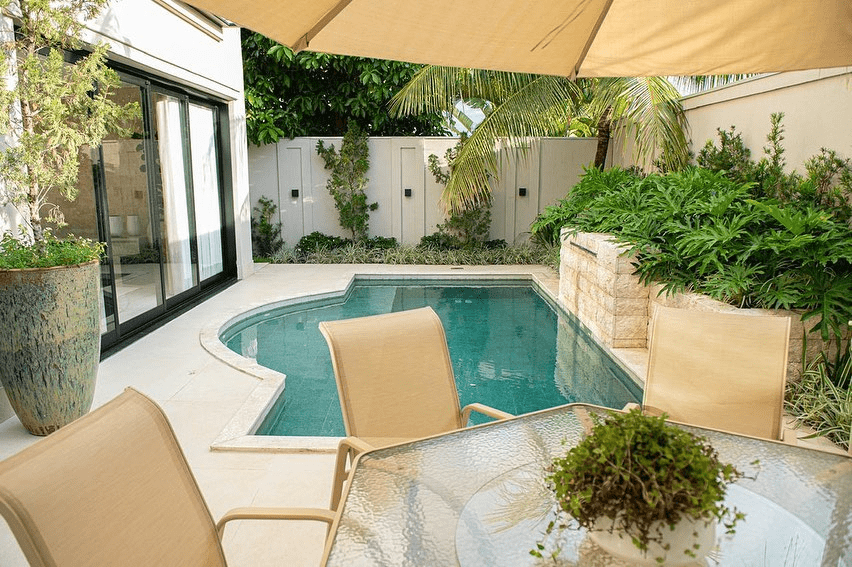Piscina com prainha: 30 ideias incríveis para se apaixonar