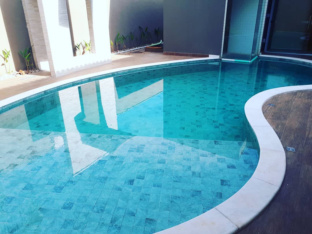 Piscina com prainha: 30 ideias incríveis para se apaixonar