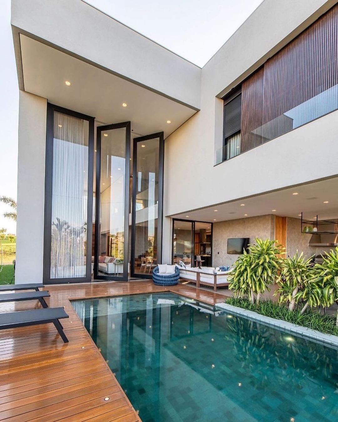 Piscina com prainha: 30 ideias incríveis para se apaixonar