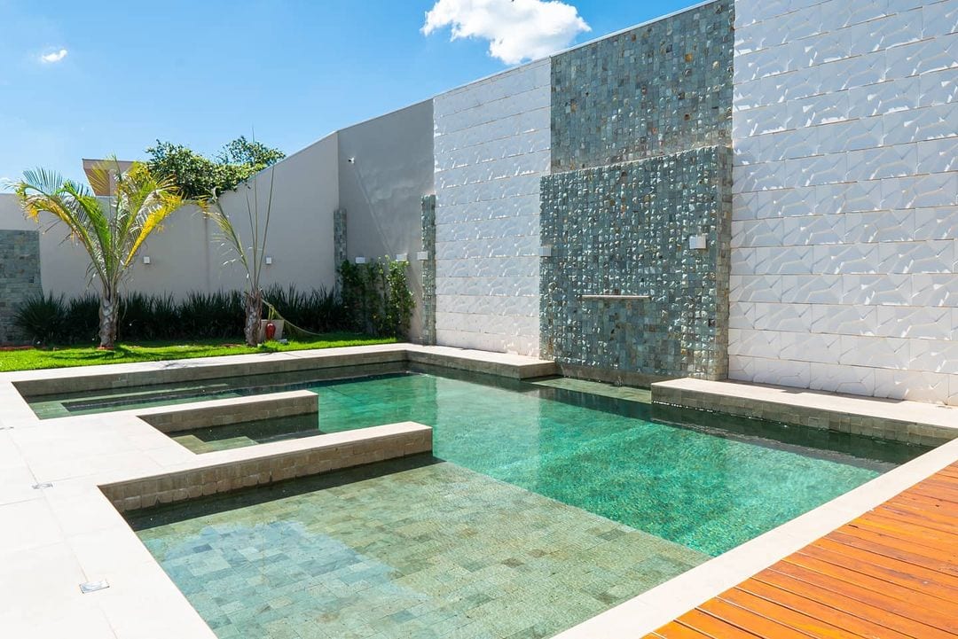 Piscina com prainha: 30 ideias incríveis para se apaixonar
