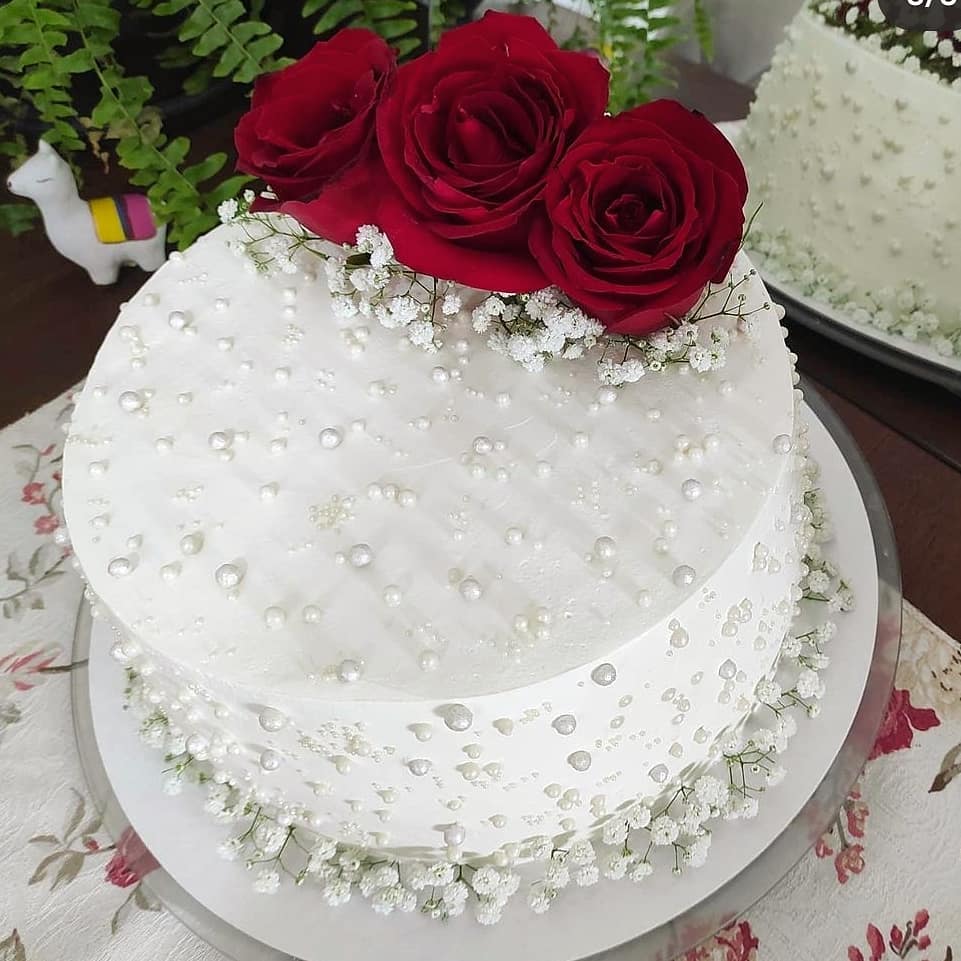 Bolo com rosas: como fazer e 90 ideias para suspirar de amores