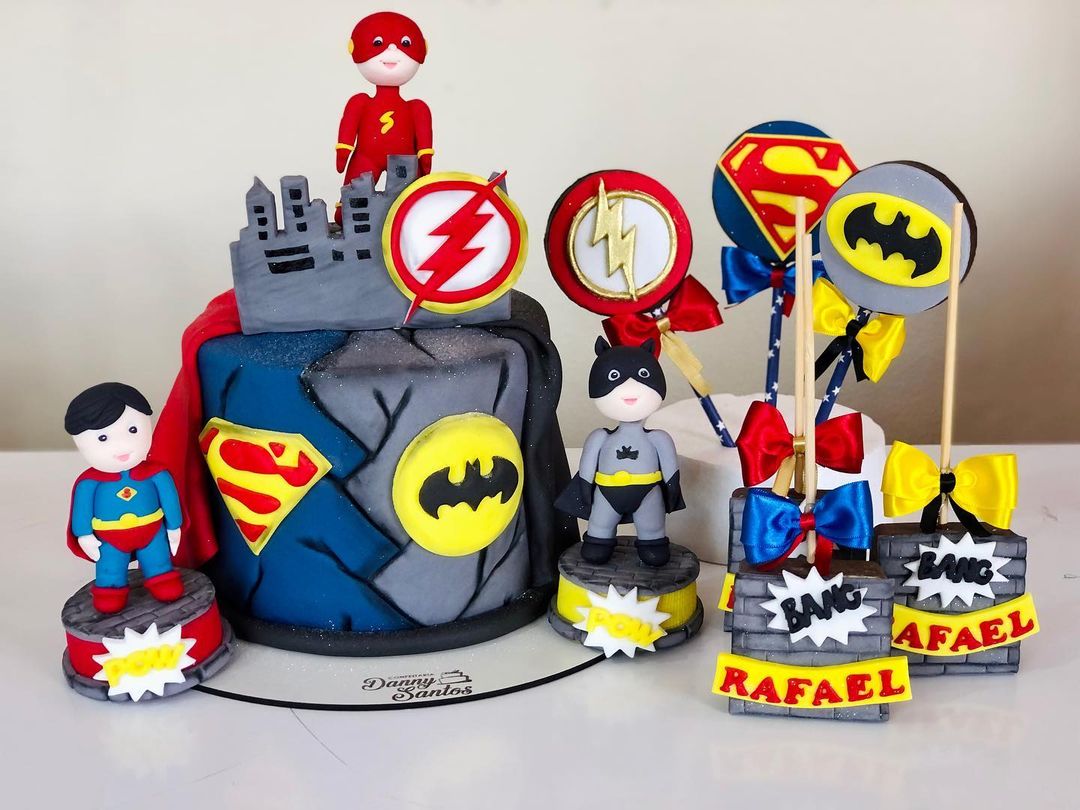 Bolo Liga da Justiça: 90 ideias para uma festa de super-herói