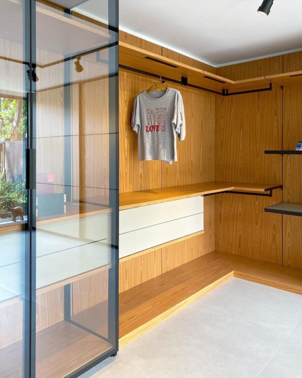 Closet aberto: 90 opções para organizar as roupas com elegância