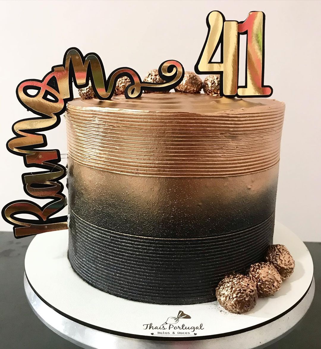 Bolo preto e dourado: 40 ideias para fugir do básico e surpreender