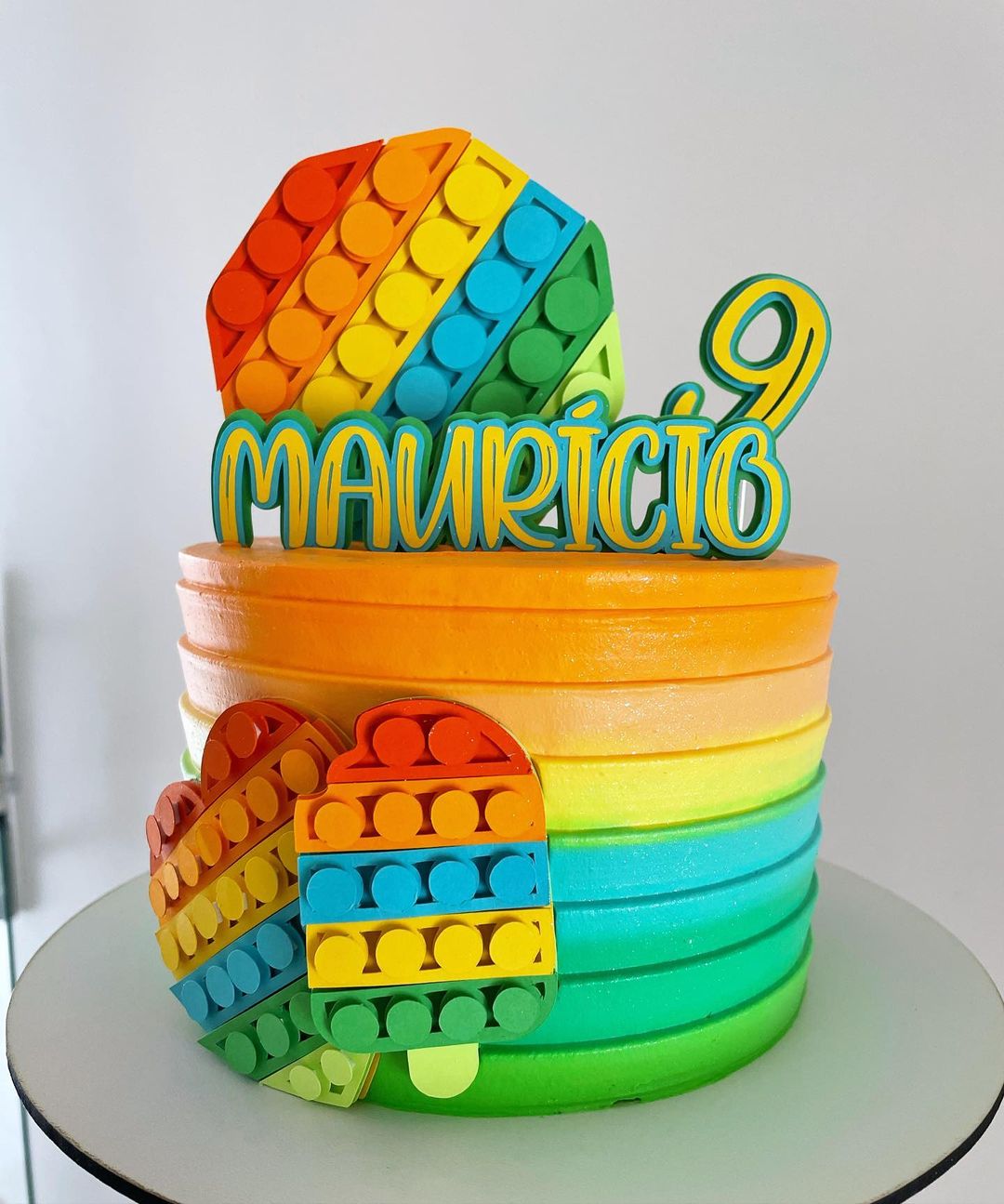 Bolo Pop It: 30 ideias + tutoriais para uma festa supercolorida
