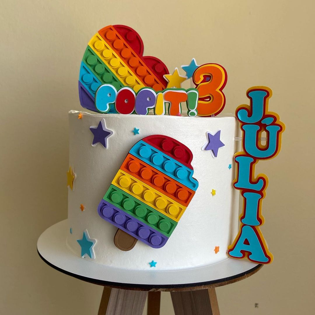 Bolo Pop It: 30 ideias + tutoriais para uma festa supercolorida