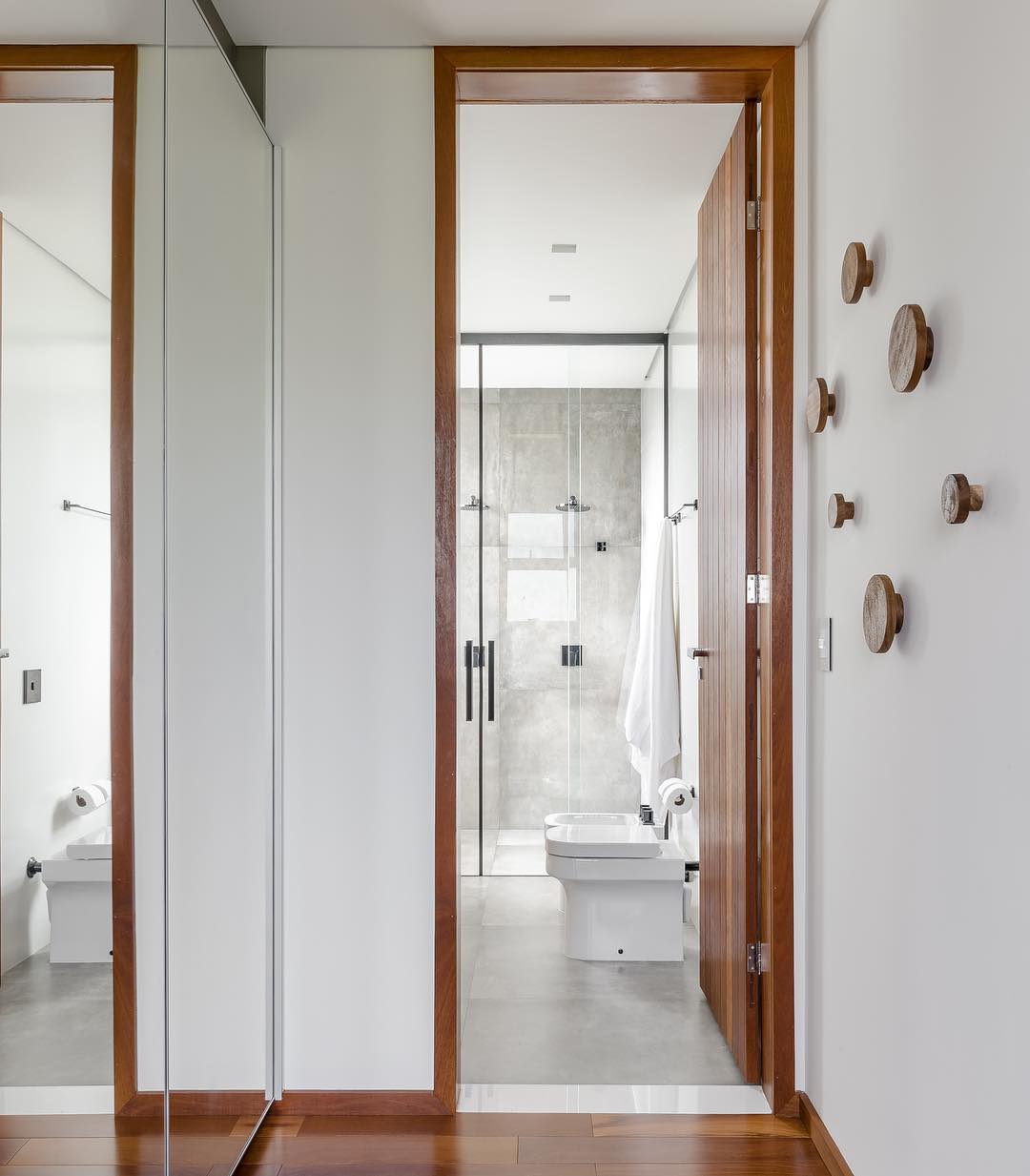Closet com banheiro: 55 ideias para ter um quarto muito prático