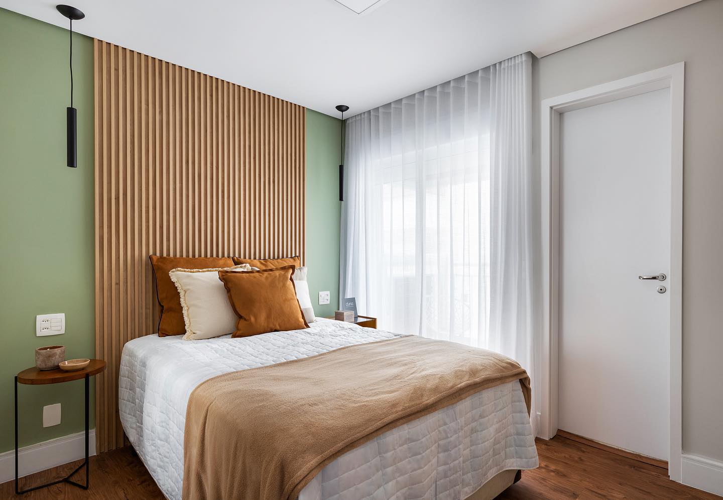 Cabeceira ripada: 60 ideias + tutoriais para um quarto estiloso